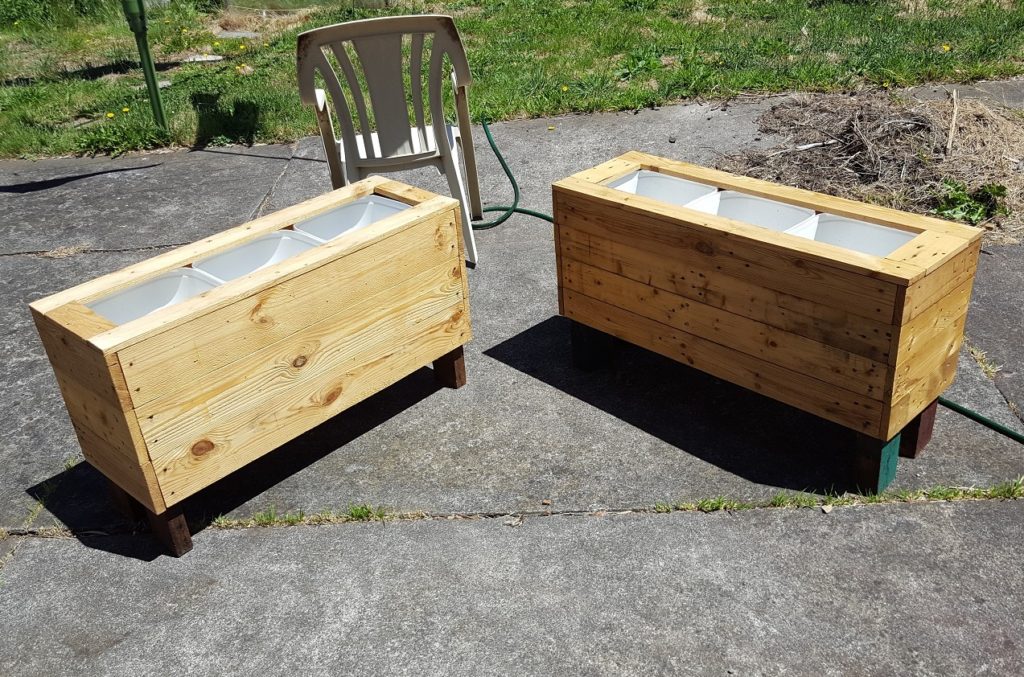 $6 DIY Planter Box using recycled jugs and a pallet - Practical ...