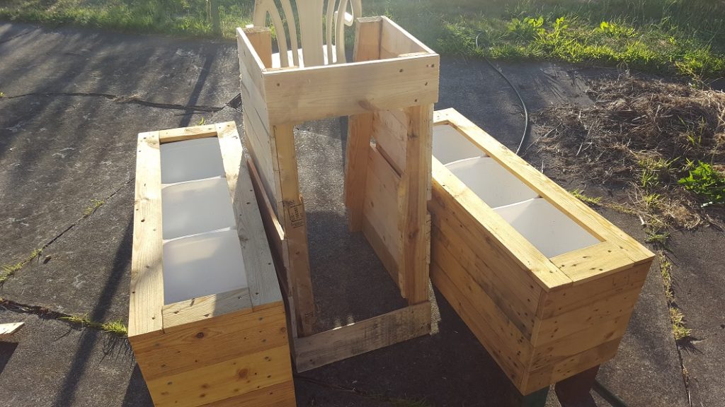 $8 DIY Compost bin prototype using recycled pallets - Practical ...